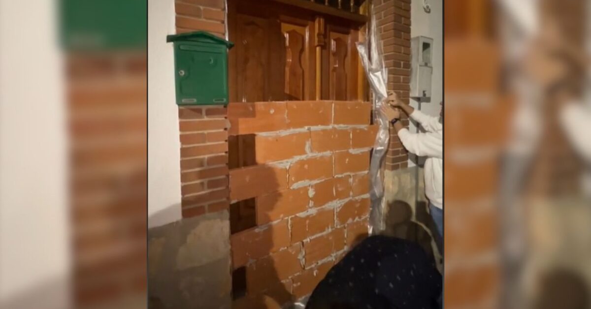 Murano la porta di casa della futura sposa per farle uno scherzo