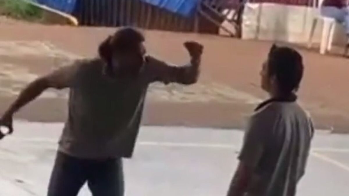 Questo anziano signore ha seguito le partite dei Mondiali sulla TV di ...