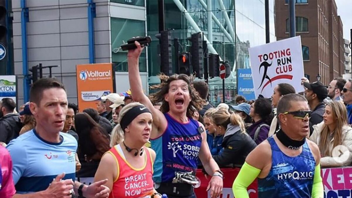 Questo anziano signore ha seguito le partite dei Mondiali sulla TV di ...